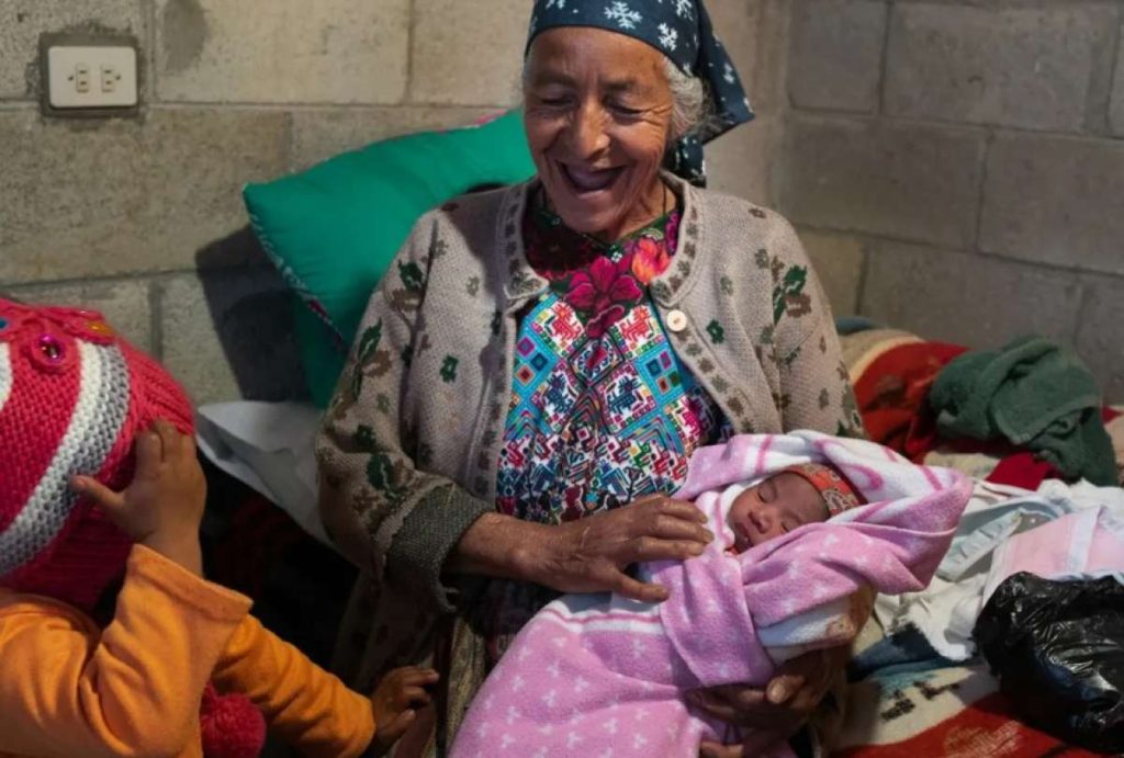 El linaje de las parteras, una tradición que salva la vida de mujeres ...