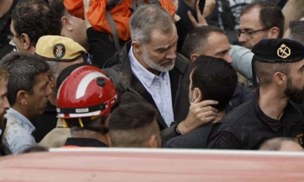 Lanzan lodo a los Reyes de España durante su visita a Valencia tras la ...