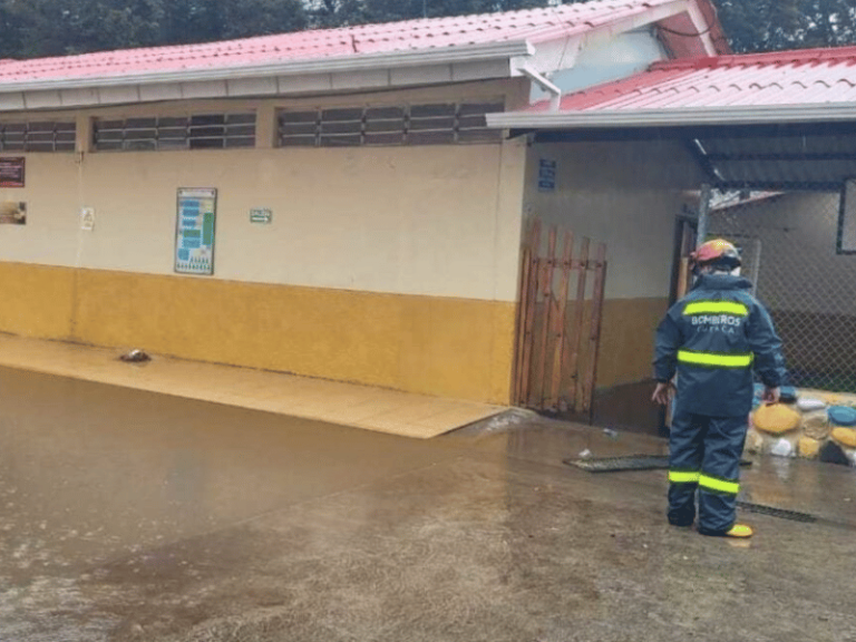 Intensas lluvias causan inundaciones y el desborde de una quebrada en ...
