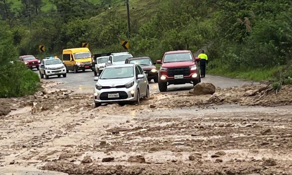 Deslizamiento de lodo afecta la vía Cuenca-Girón-Pasaje – Diario