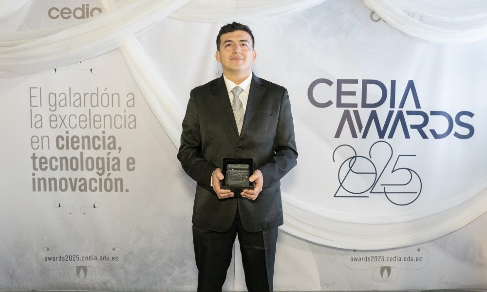 Eduardo Valarezo Valdez recibe el reconocimiento como Investigador ...